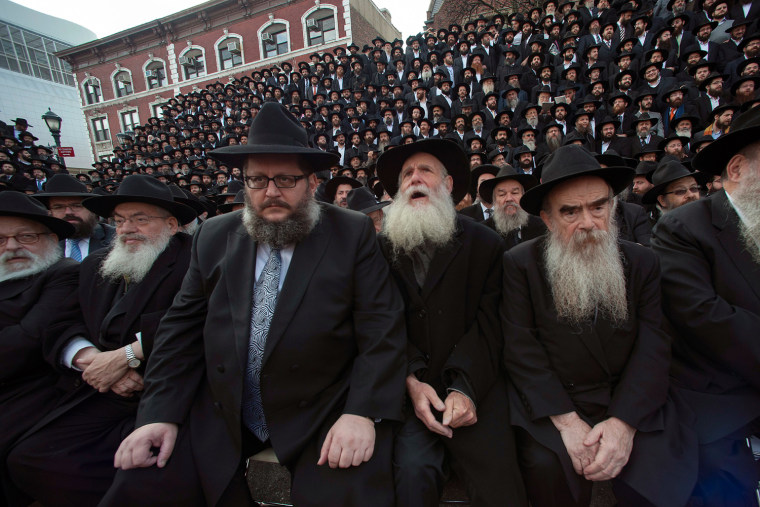 Nearly 3,000 rabbis gather in Brooklyn, pose for group photo