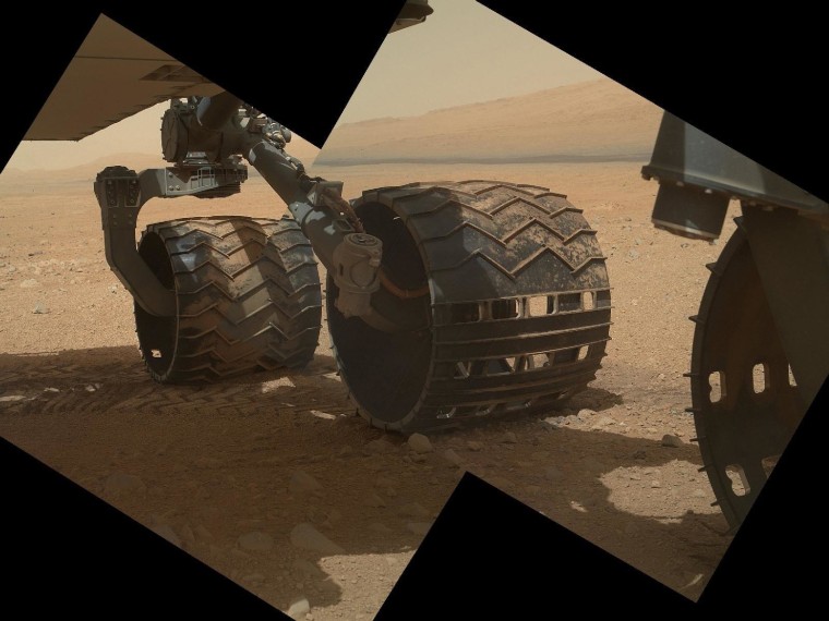 'Do I look fat?' Curiosity rover checks its belly on Mars