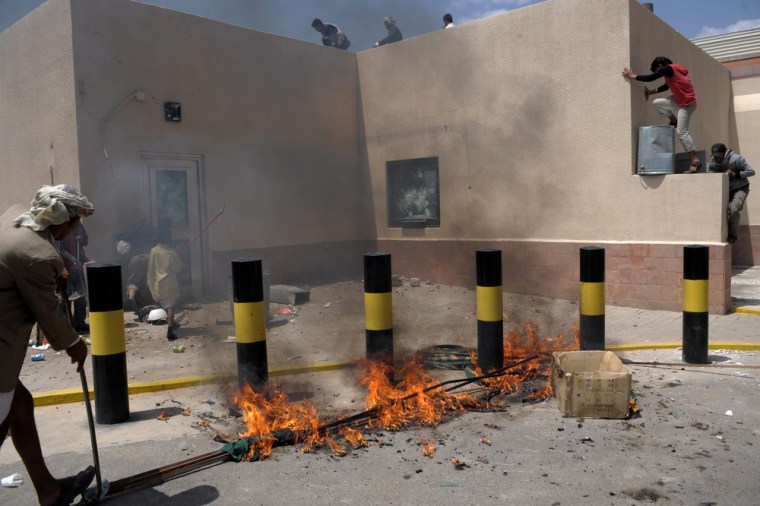 Angry crowd attacks US Embassy in Yemen