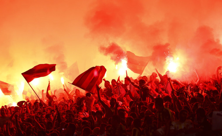 Fans' flares at soccer match in Turkey create an eerie scene