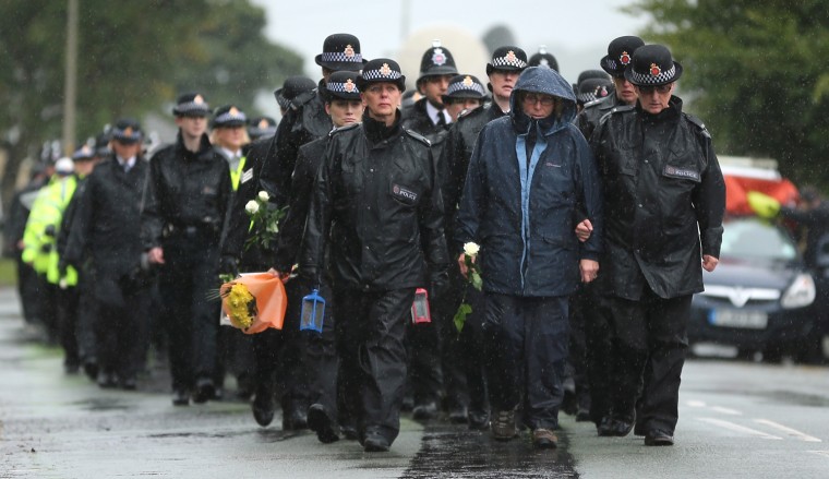 Hundreds march in pouring rain for two policewomen killed in England