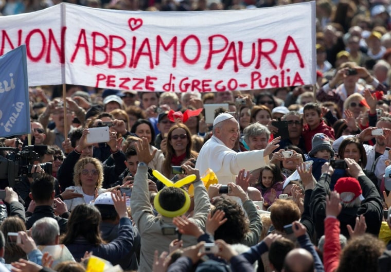 Pope Francis honeymoon continues: Draws big crowds and new fans