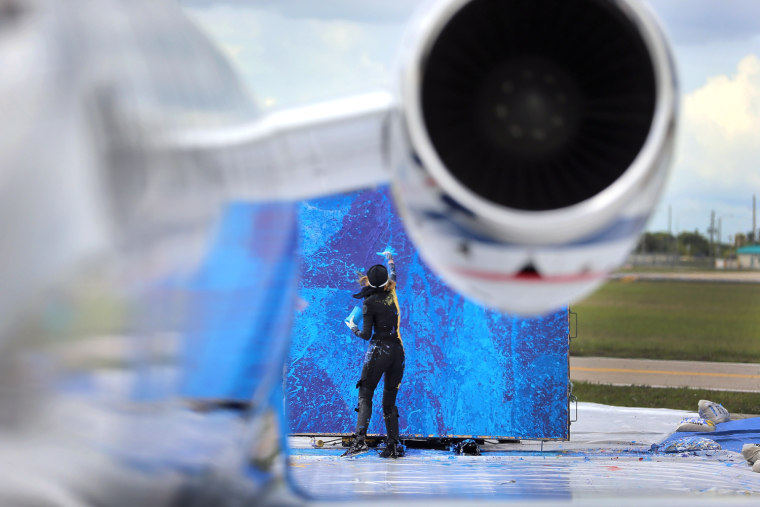 Artists creates paintings with help of plane to celebrate Learjet's ...