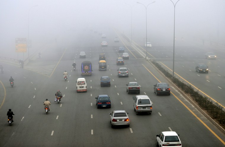 Foggy morning makes for slow commute in Pakistan