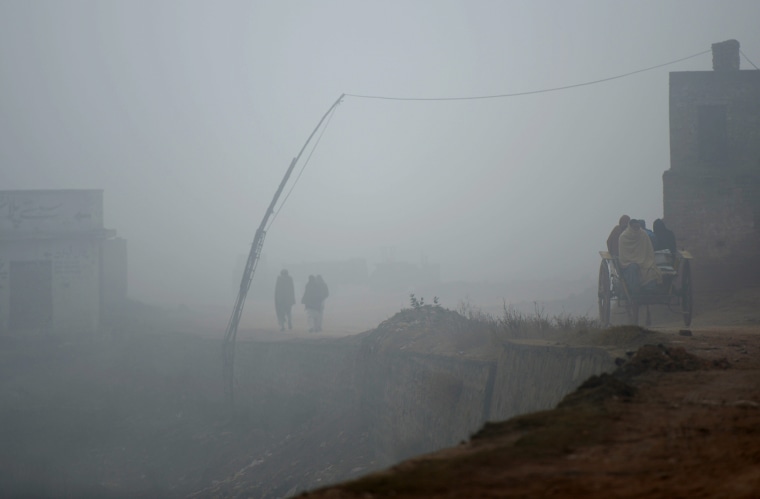 Foggy morning makes for slow commute in Pakistan