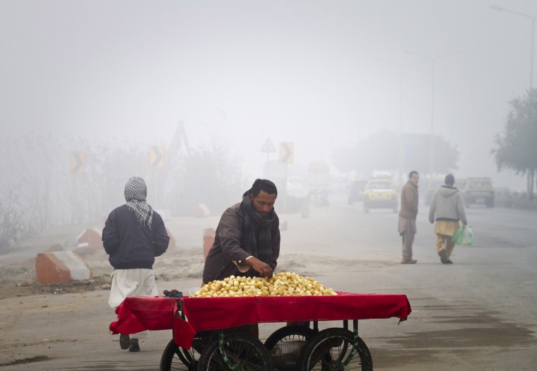 Foggy morning makes for slow commute in Pakistan