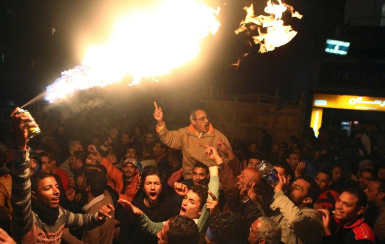Egyptian protesters march in defiance of curfew