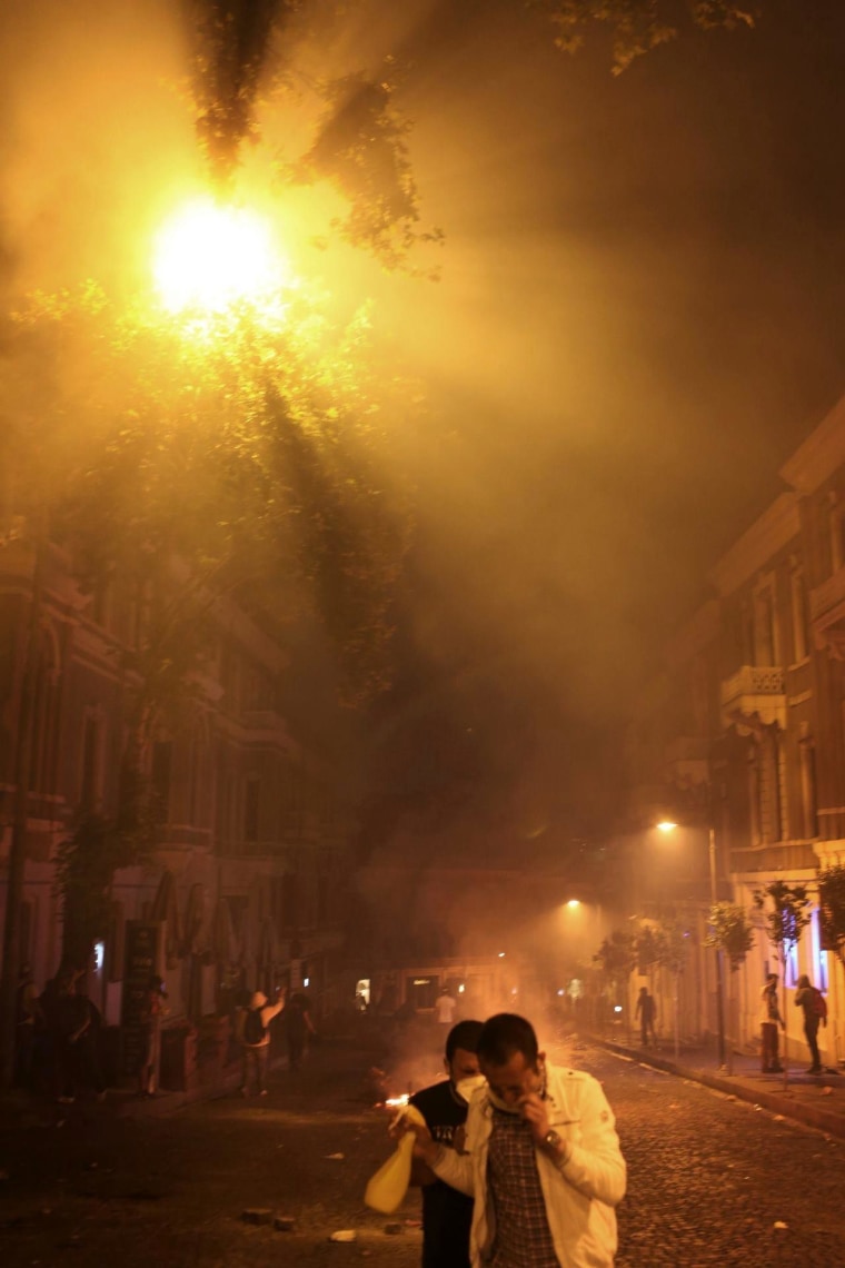 Photographer documents Istanbul 'war zone' in his own backyard on Facebook
