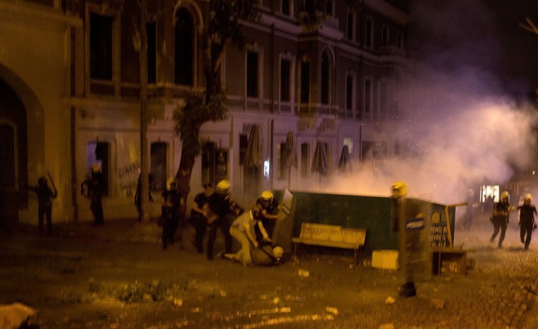 Photographer documents Istanbul 'war zone' in his own backyard on Facebook