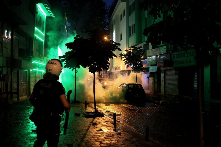 Photographer documents Istanbul 'war zone' in his own backyard on Facebook