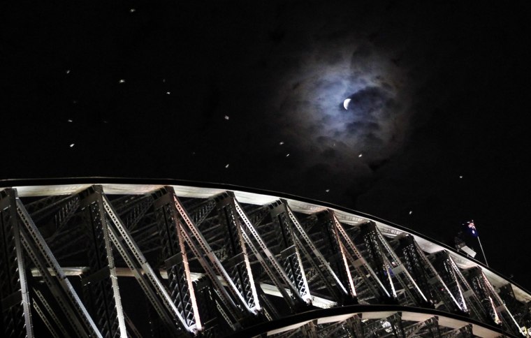 Goodnight, Moon: Total lunar eclipse wows the world