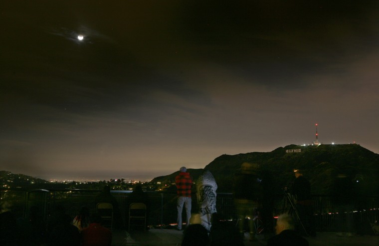 Goodnight, Moon: Total lunar eclipse wows the world