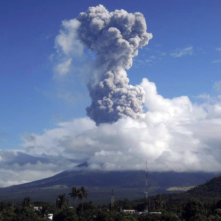 Room-sized rocks spew from Filipino volcano, killing 5 climbers