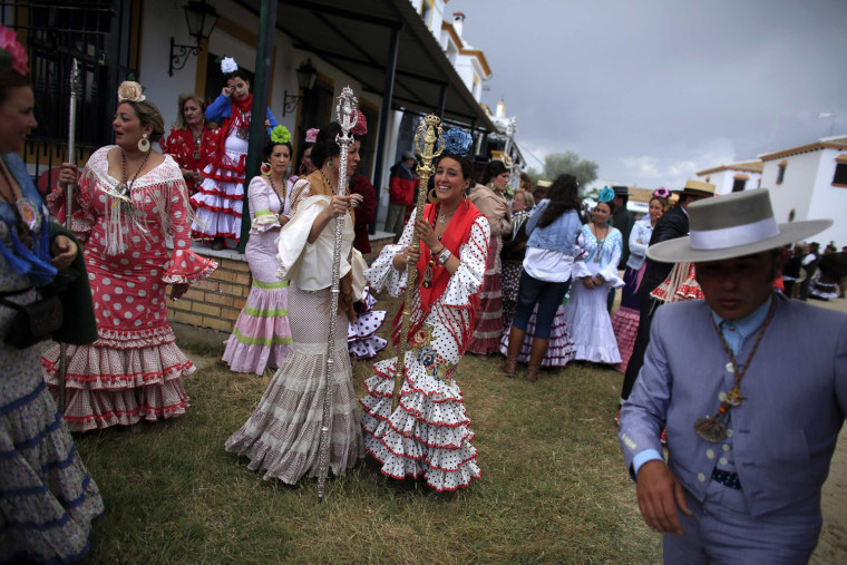 Spanish celebrate the Virgin del Rocio with pilgrimage