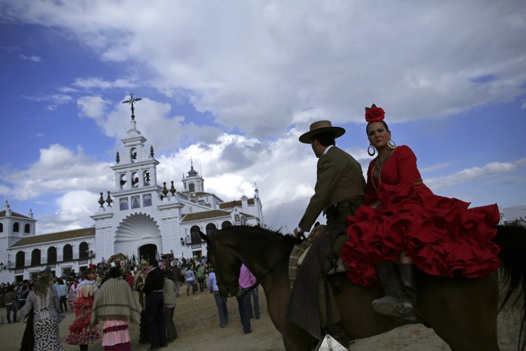 Spanish celebrate the Virgin del Rocio with pilgrimage
