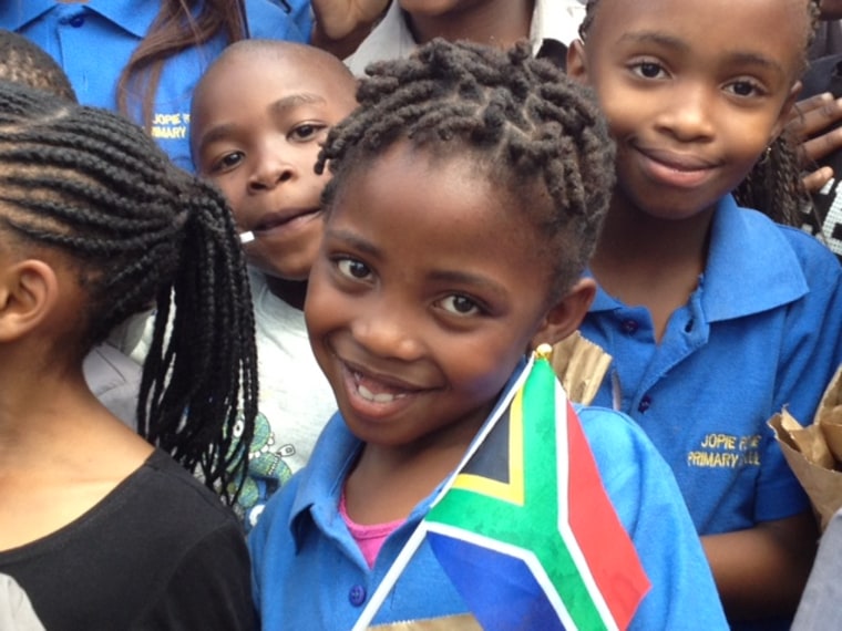 Hundreds form human chain to honor Mandela