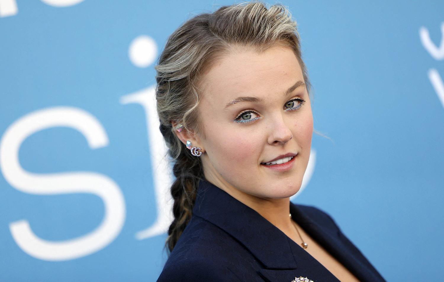 MxM News: Why JoJo Siwa's 'Bette Davis Eyes' Cover Is Dividing the Internet