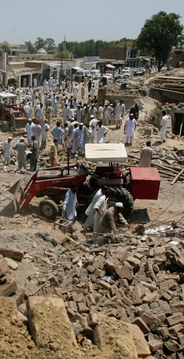Scores die in Pakistan bombing