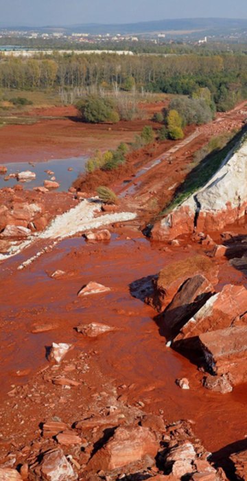 Toxic red sludge floods towns near Budapest