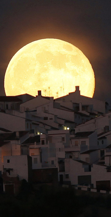 Light the Night! Stunning Supermoon Photos From Around the World