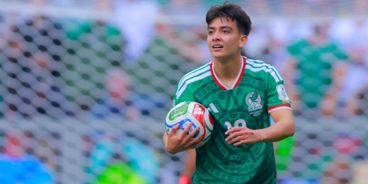 Christian Nodal llega al escenario de 'El Mundial es Nuestro' para ...