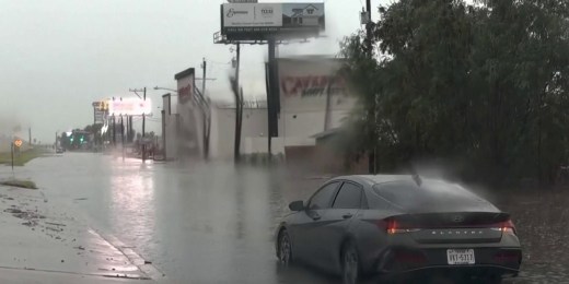Vea cómo policías rescataron a un niño de un río en Texas | Telemundo