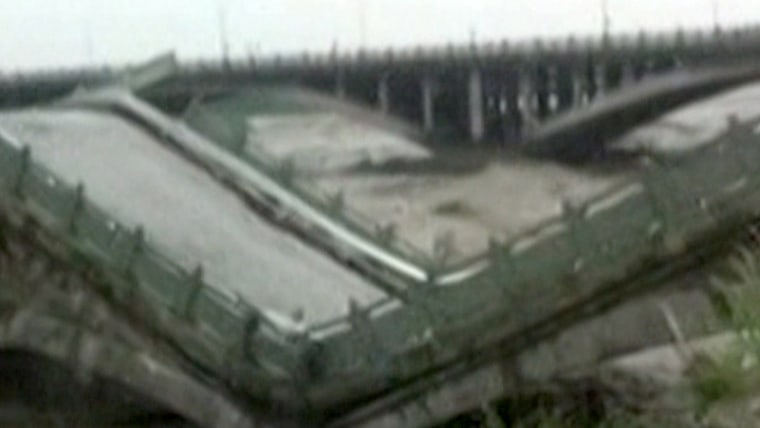 Video captures bridge collapse in China
