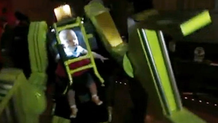 Crafty dad makes father-daughter ‘Aliens’ costume