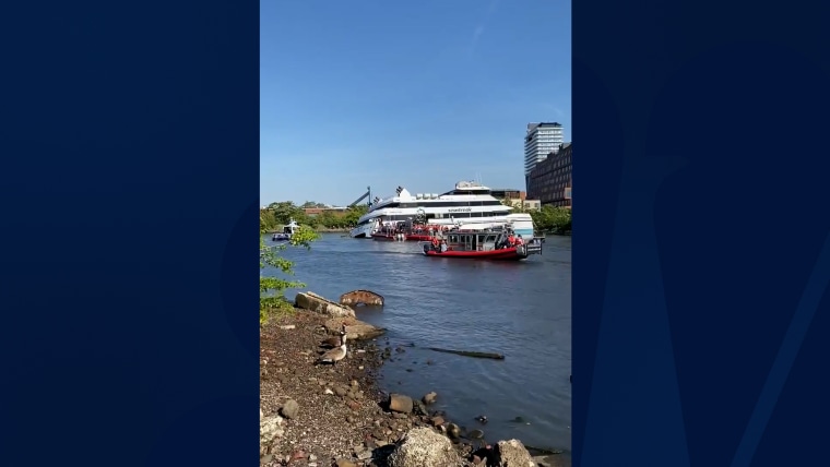 Over 100 passengers, crew rescued after Brooklyn ferry runs aground
