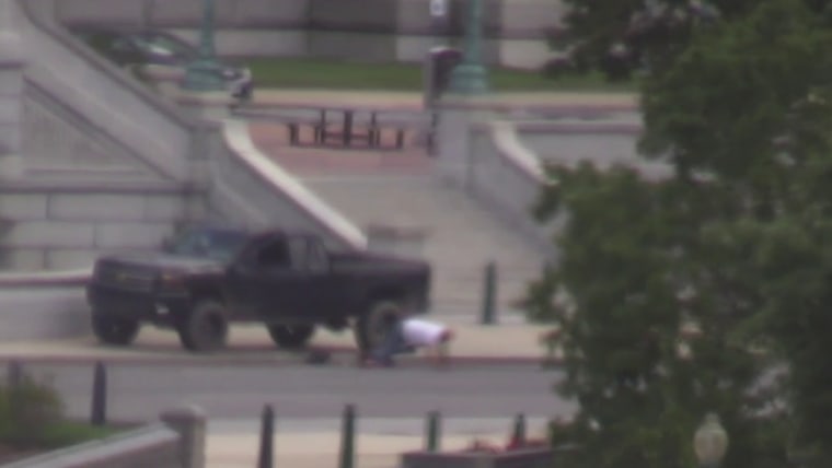 Suspect in Washington, D.C., bomb threat surrenders after hourslong ...