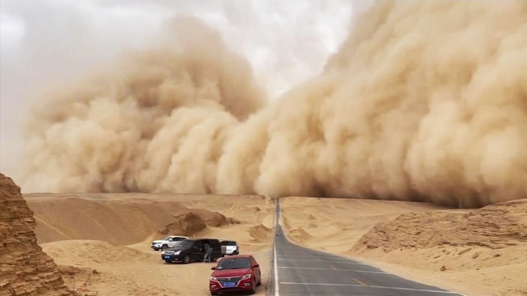 Giant sandstorm sweeps across northwestern China