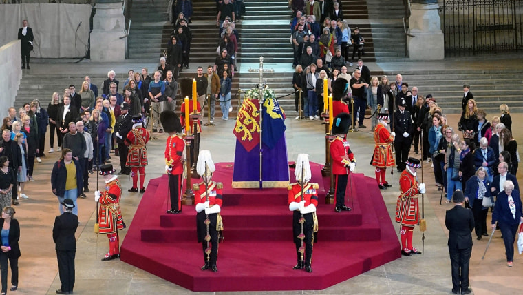 People are waiting hours in line to pay tribute to Queen Elizabeth ...