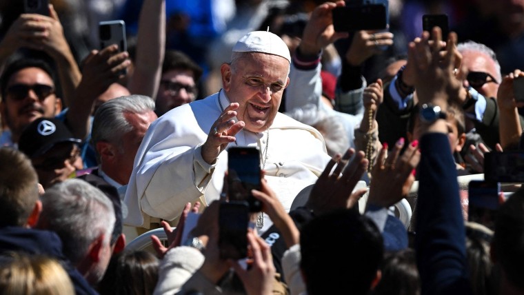 Pope Francis leads Easter Sunday Mass to tens of thousands