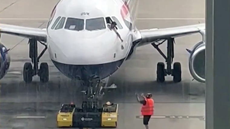 Watch: Pilot goes above and beyond returning purse to passenger