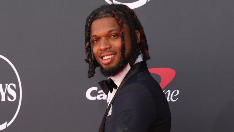 Damar Hamlin tears up onstage while honoring Buffalo Bills trainers who ...