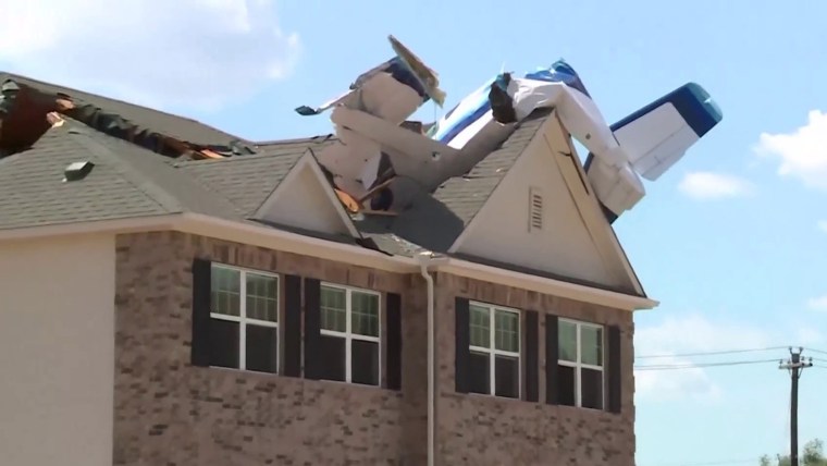 3 passengers injured after plane crashes into Texas house