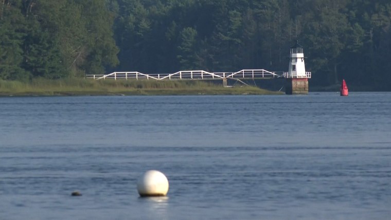 11 injured after bridge to Maine lighthouse collapses