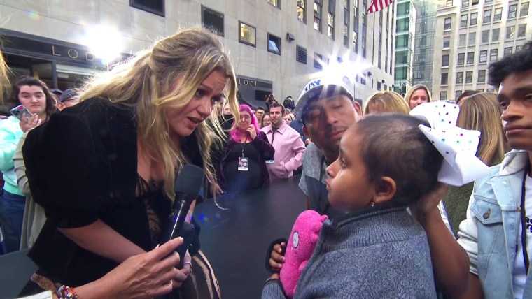 Kelly Clarkson shares special moment with young fan on TODAY