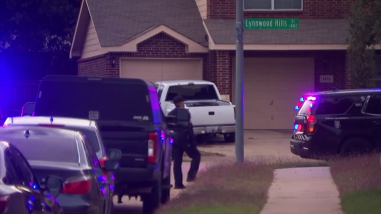 Video appears to show man robbing a bank and shooting off-duty officer