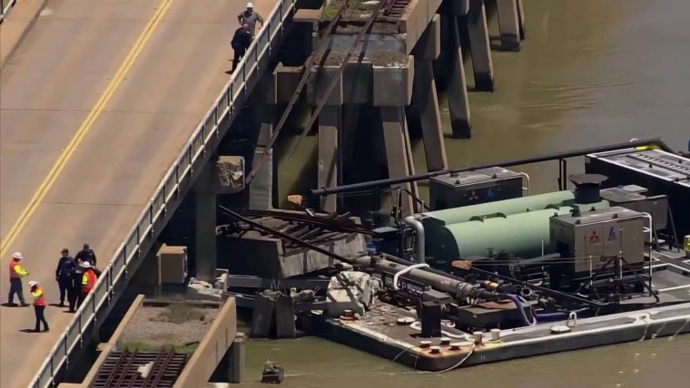 Fuel barge spills oil after crashing into bridge in Galveston