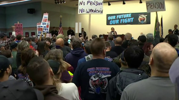 Boeing, union reach tentative deal to end machinist worker strike Boeing, union reach tentative deal to end machinist worker strike