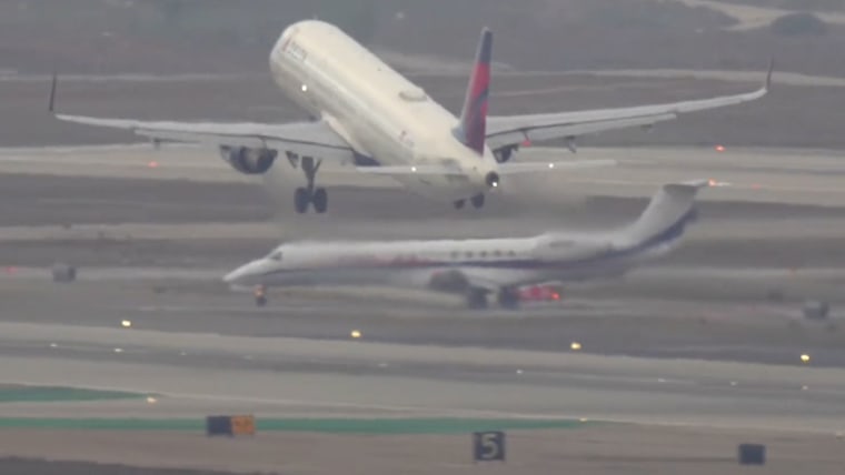 Video shows close call between Gonzaga men’s basketball plane, Delta flight