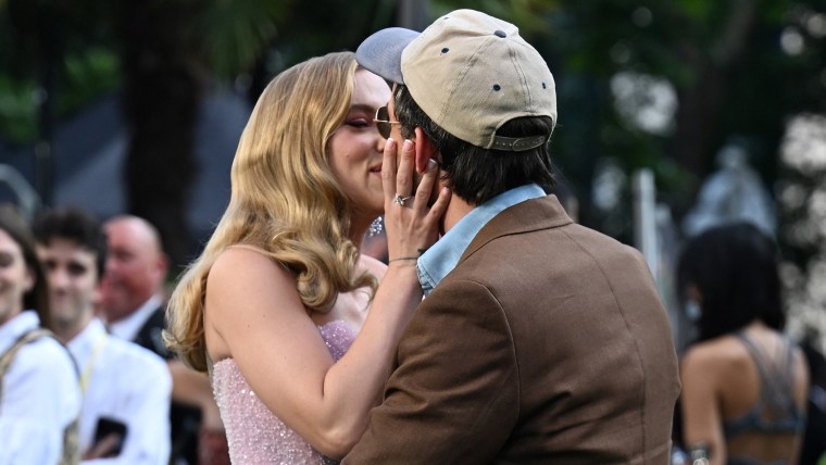 Scarlett Johansson, Jonathan Bailey Kiss at 'Jurassic World' Premiere