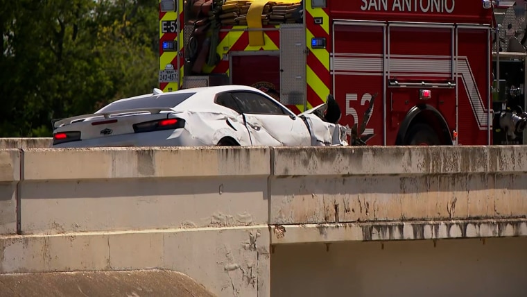 Armed suspects flee after Texas highway crash kills four