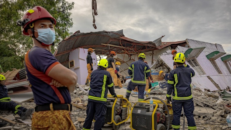 6.9 Magnitude Quake Strikes the Philippines, Killing at Least 69