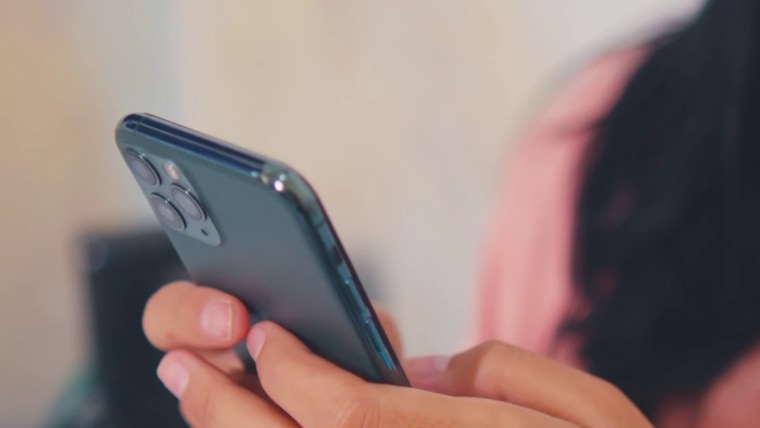 Bipartisan support grows for nationwide ban on social media for teens