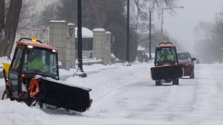 National Guard members help clear snow in D.C.
