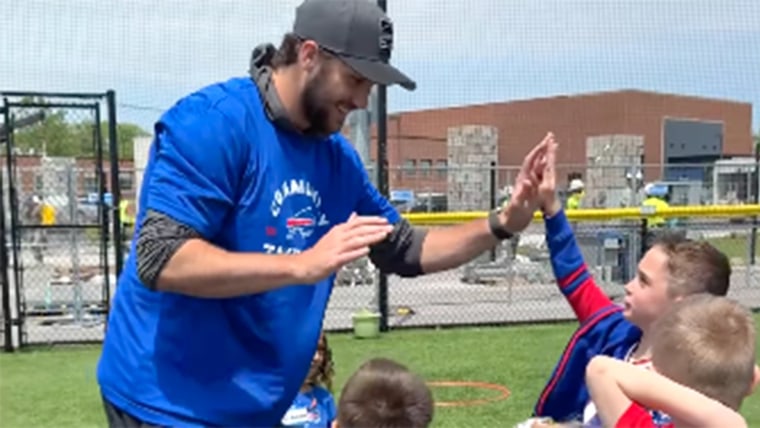 Bill’s Quarterback Josh Allen Crashes Recess at Local School