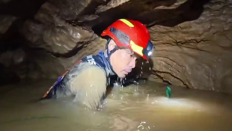 Rescuers race to save last two men trapped in Laos cave