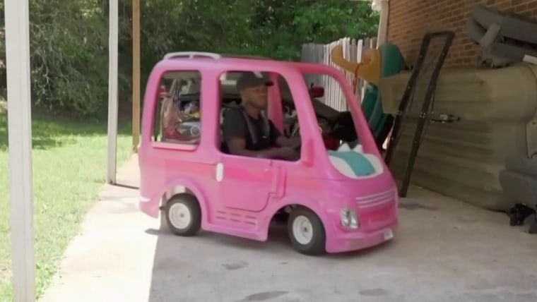 Hombre usa carrito de 'Barbie' para ahorra gasolina en Georgia